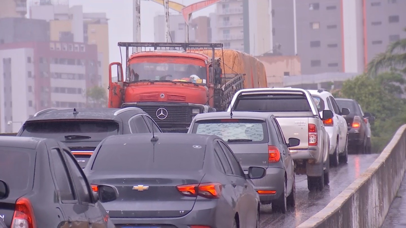 Falha em caminhão carregado de cimento trava trânsito por quase 12h | G1