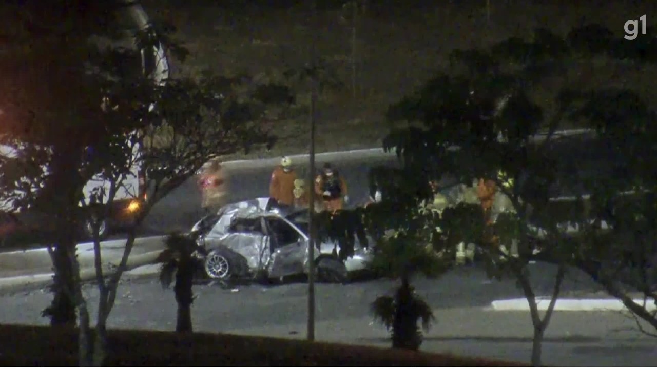 Homem morre em acidente após bater o carro em poste próximo à Ponte JK | Distrito Federal | G1