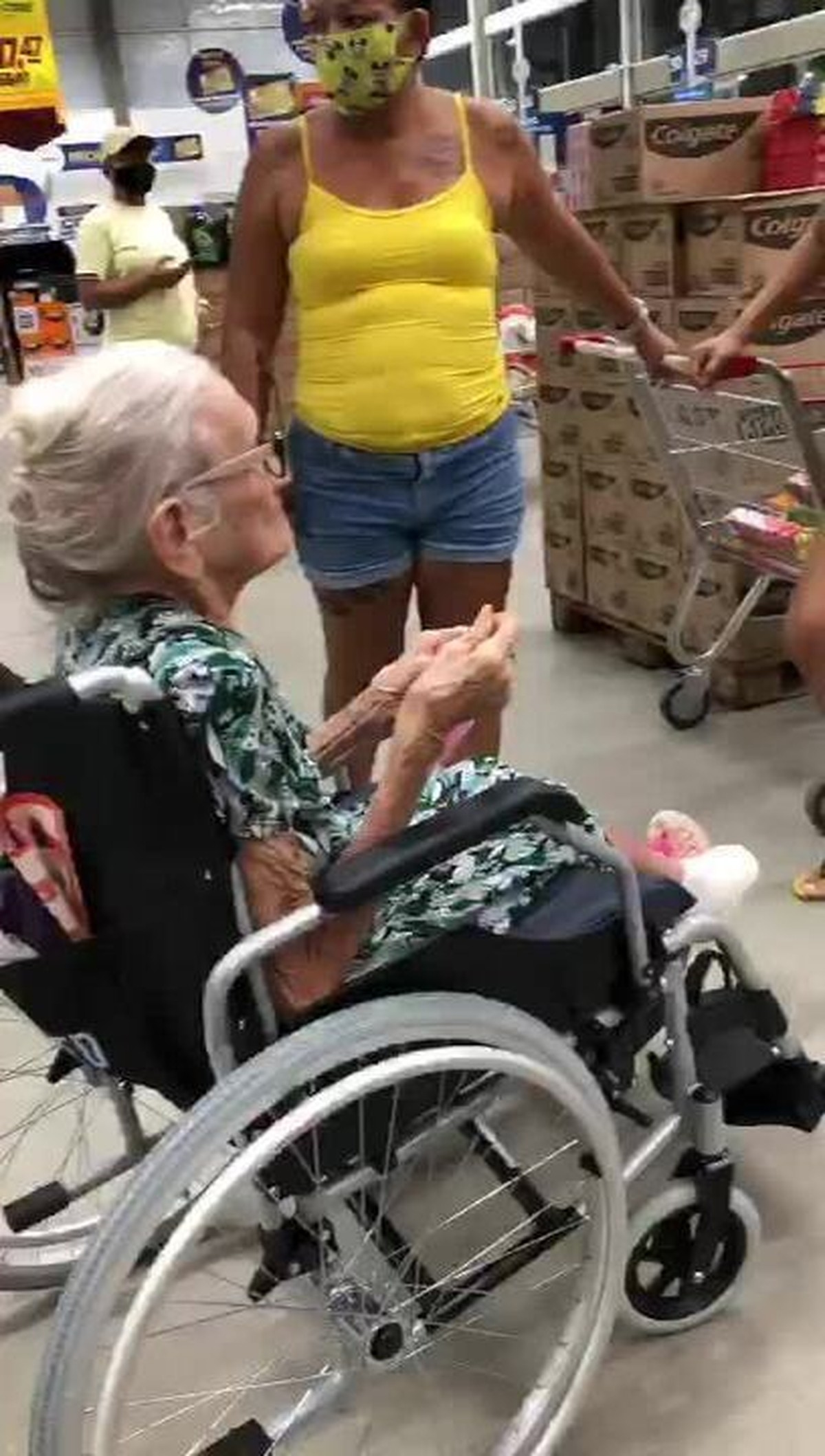 Idosa finge ter sido abandonada em corredor de supermercado, 'chora' e ...