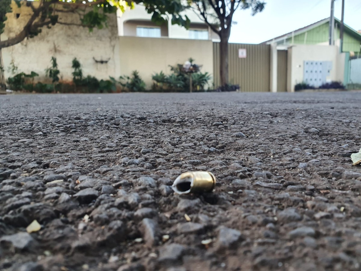 Duas pessoas são encontradas mortas a tiros em rua e calçada de ...