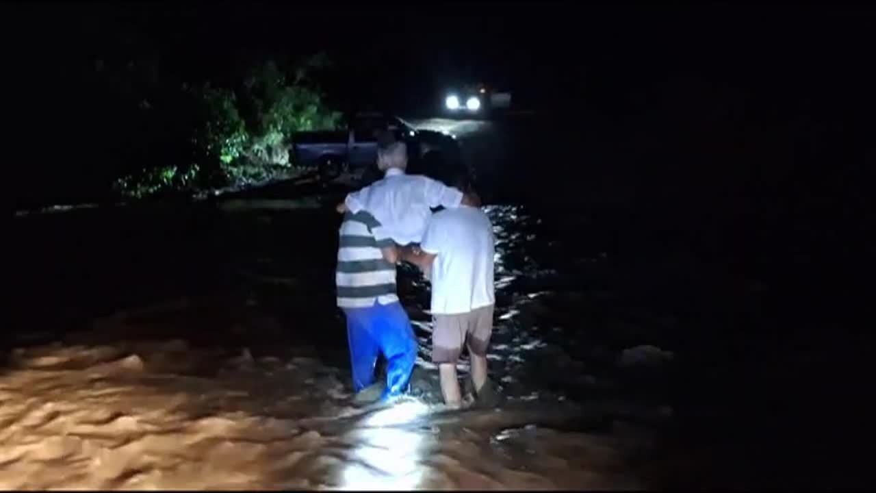 Idoso de 95 anos precisa ser carregado no colo para chegar em casa após ...