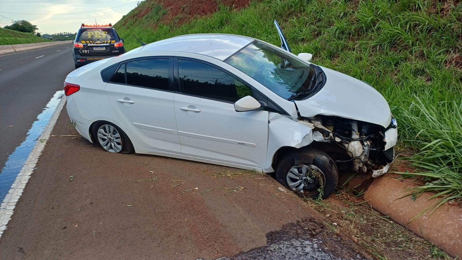 Casal morre em capotamento na BR-376 e filho de 4 anos é internado em estado grave, no Paraná