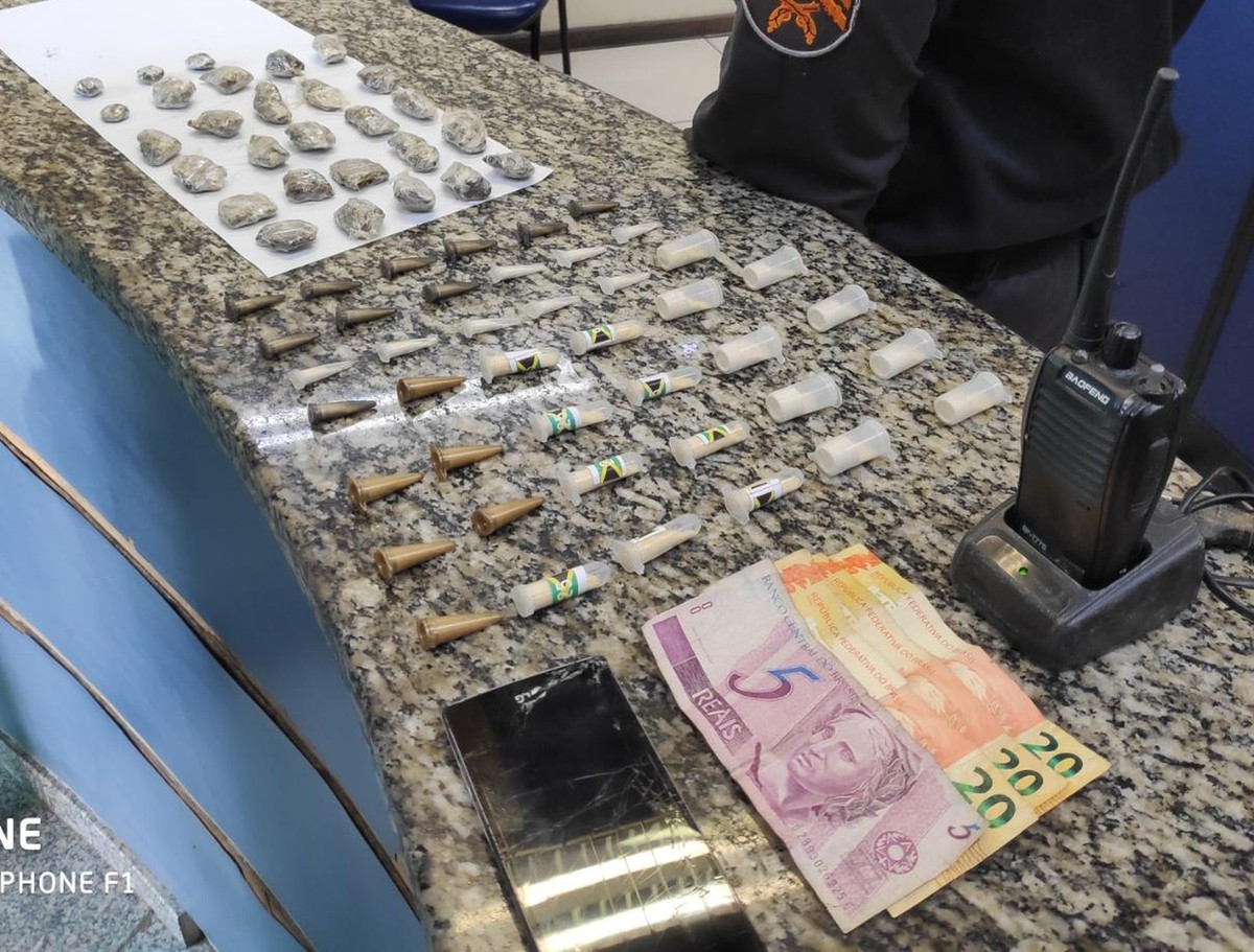 Homem é Preso Com Drogas Depois De Tentar Fugir De Pm Em Barra Mansa