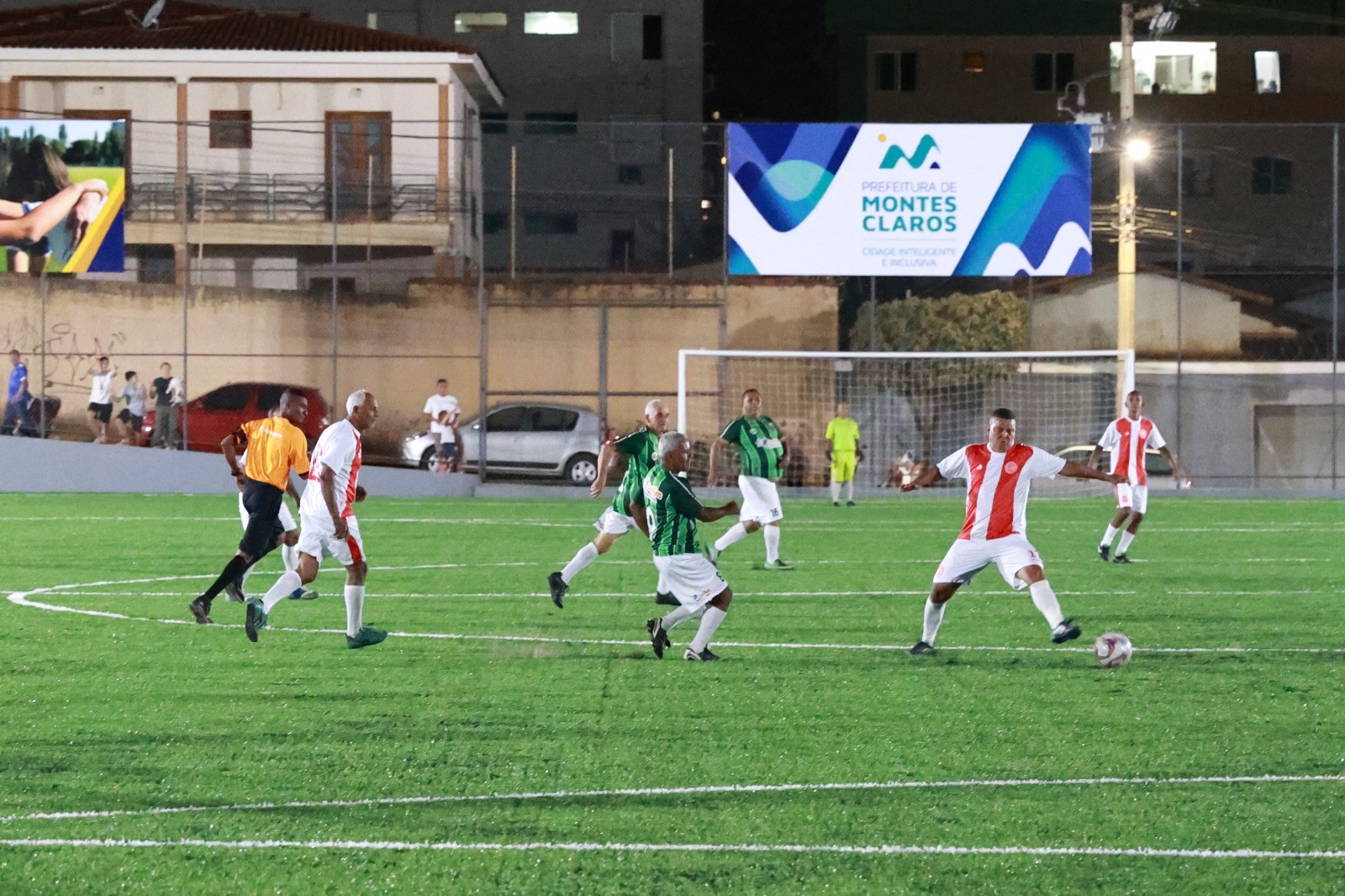 Prefeitura de Montes Claros inaugura campo com gramado sintético | G1