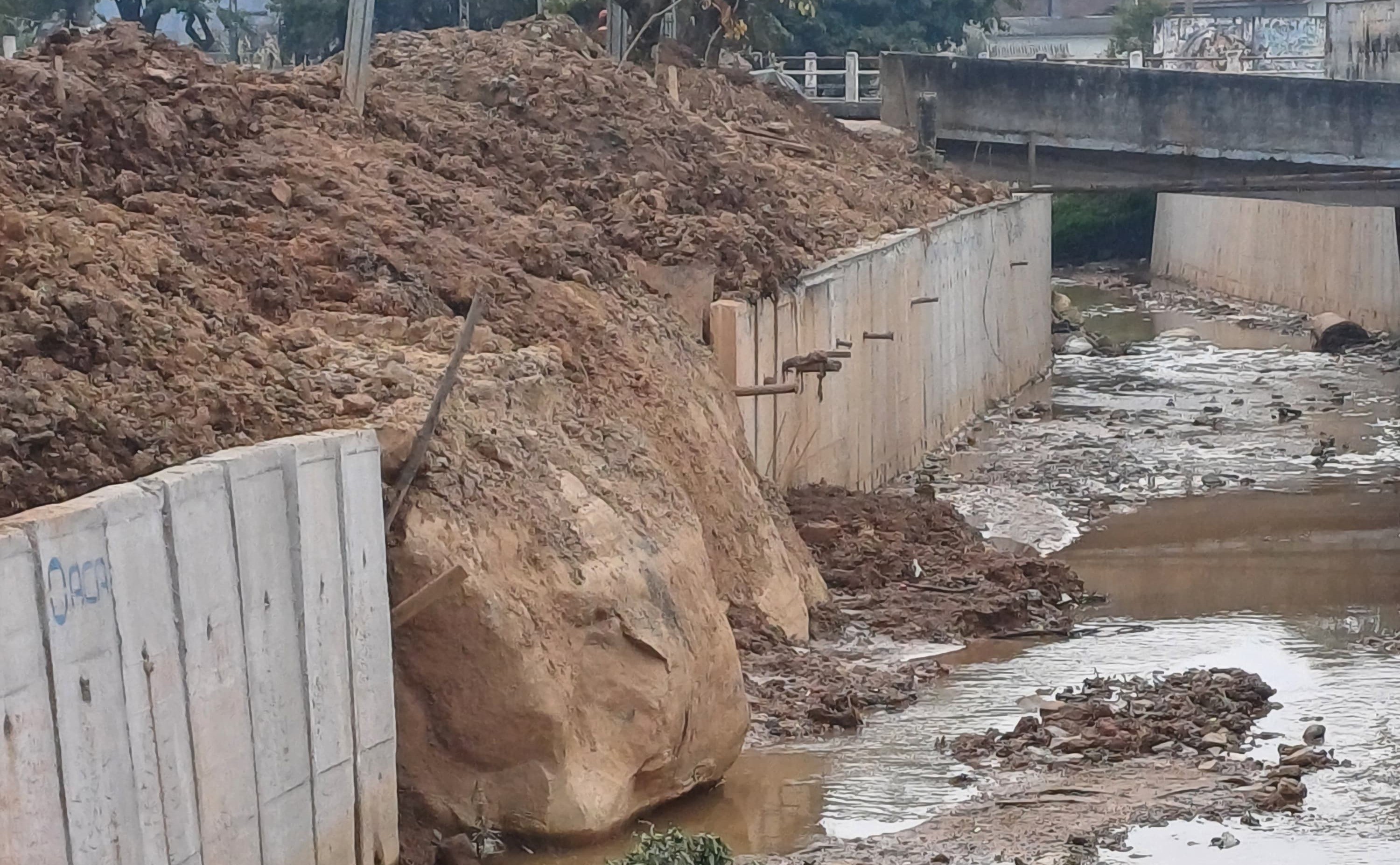 Interdição na Avenida Santa Isabel para remoção de rochas | G1