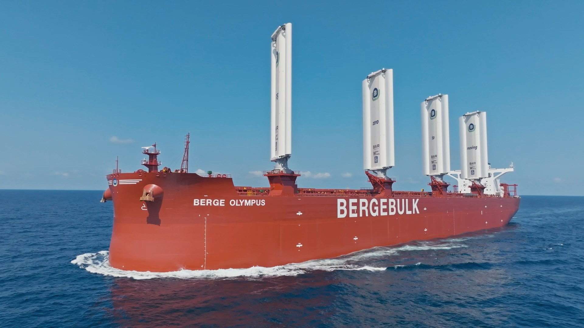 VÍDEO: Navio com velas rígidas atraca pela 1ª vez em portos brasileiros