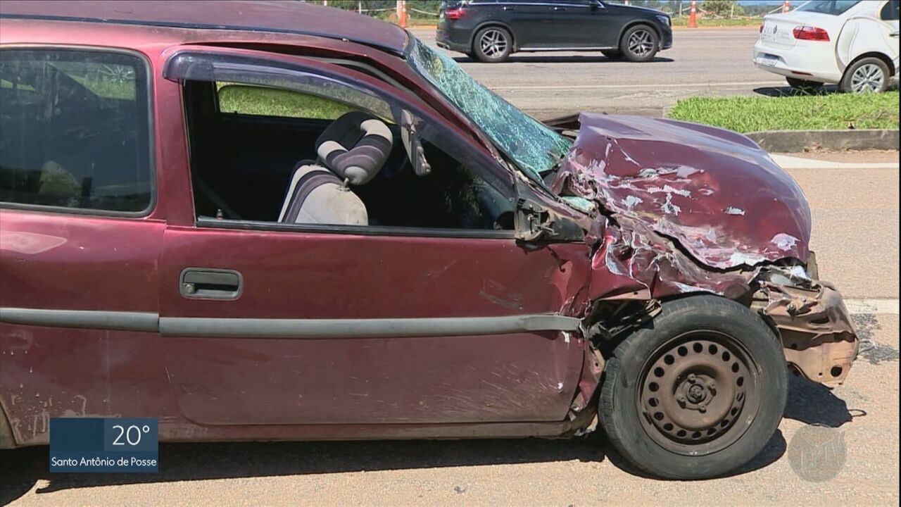 Passageira fica ferida após carro ser atingido de frente por motorista com suspeita de ...