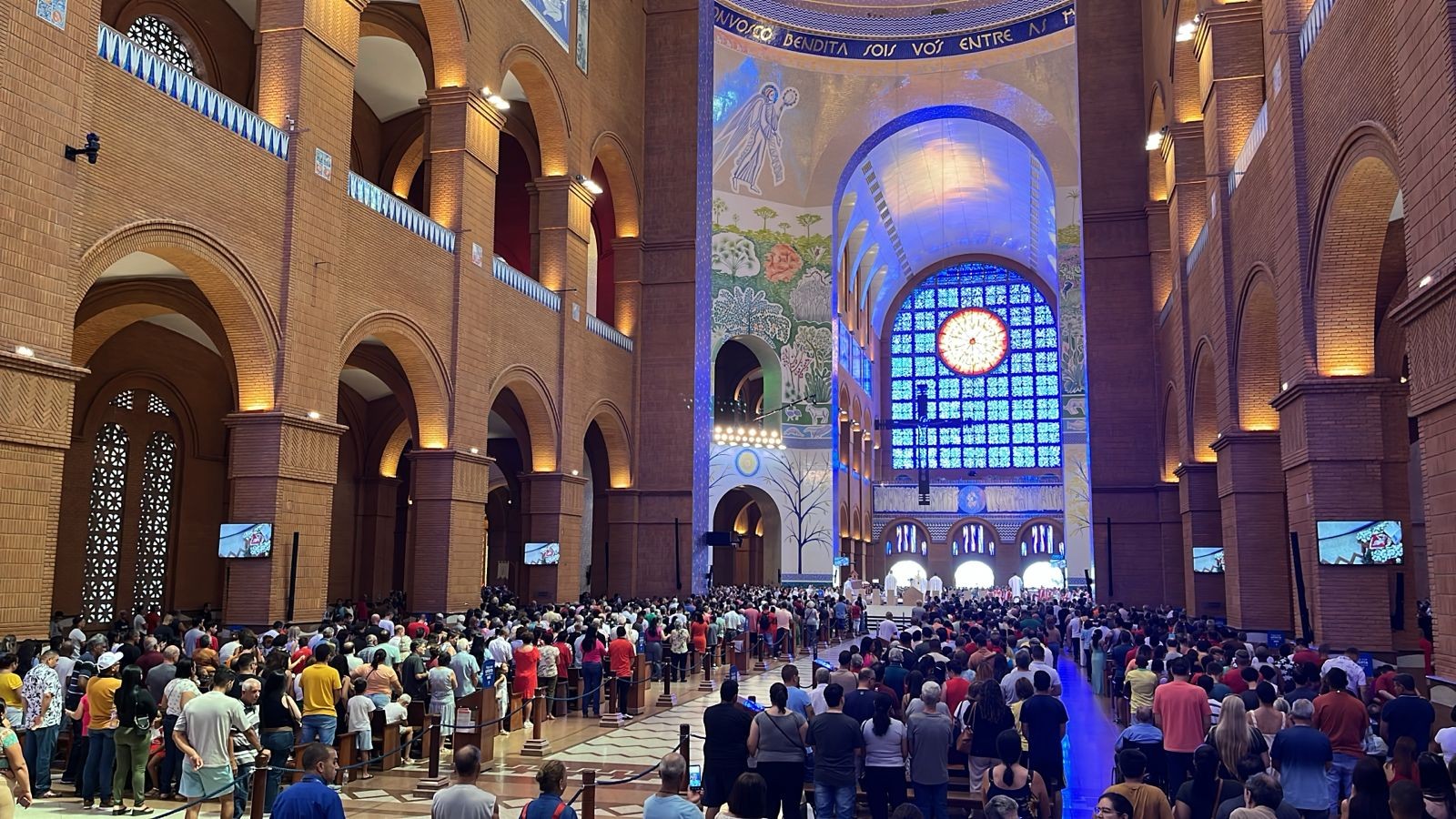 Com a basílica lotada, Santuário Nacional de Aparecida celebra a Missa ...