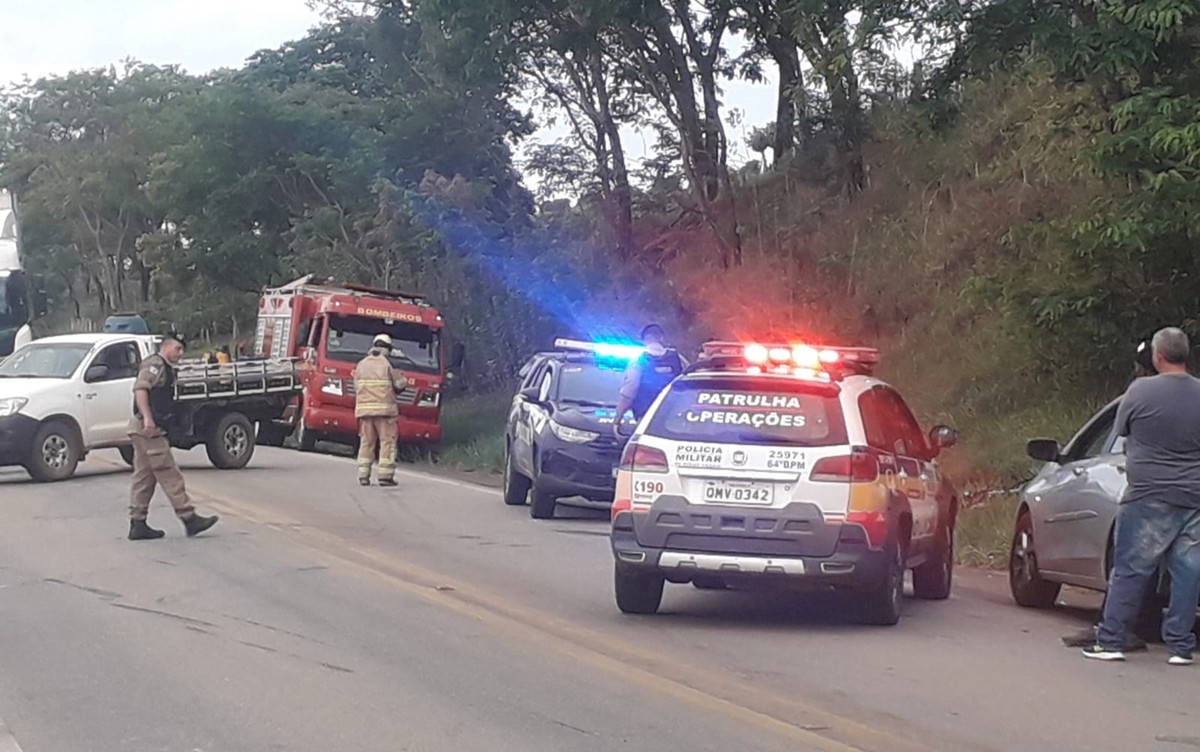 Mãe, filha de 10 anos e duas pessoas ficam feridas em acidente entre carro e moto na MG-179, em ...
