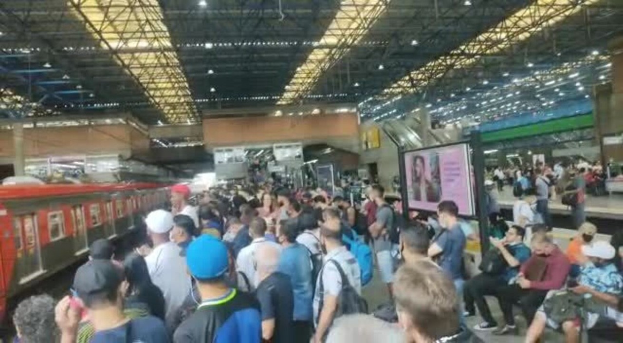 Trem descarrila com passageiros na Linha-8 Diamante em SP e gera ...