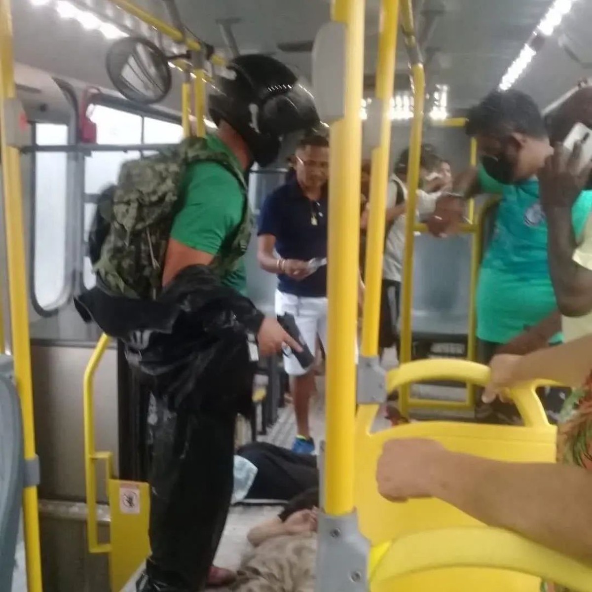 Dupla é detida e agredida por populares durante tentativa de assalto a ônibus na Grande São Luís ...