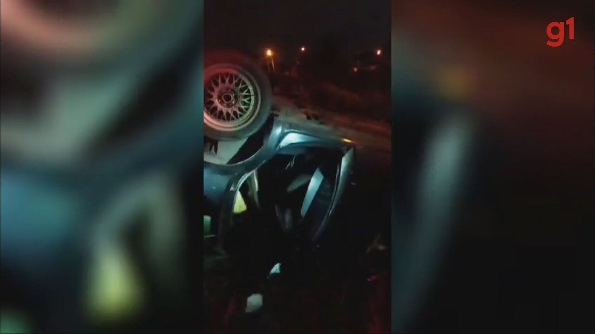 Carro capota em córrego e motorista sai ileso no litoral de SP; VÍDEO | Santos e Região | G1