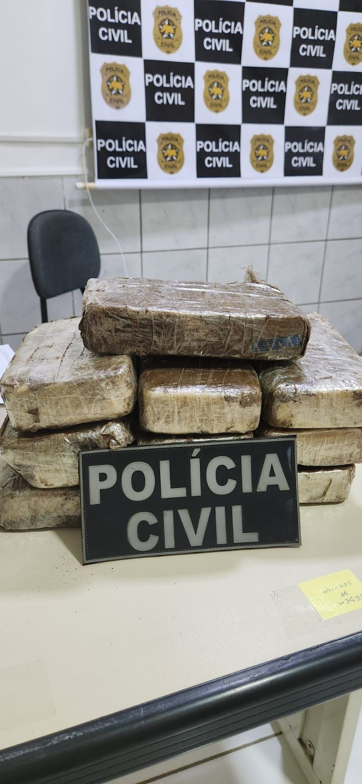 Polícia apreende cerca de 10 quilos de crack arremessados de dentro de ...