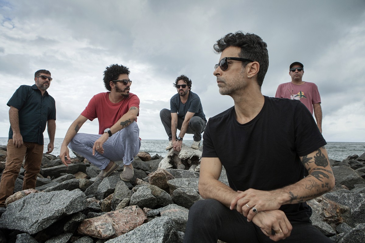 Banda Eddie surfa na correnteza tropical do marítimo álbum 'Mundo engano'