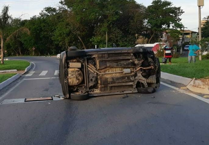 Motorista perde o controle da direção e tomba com o carro na Lúcio ...