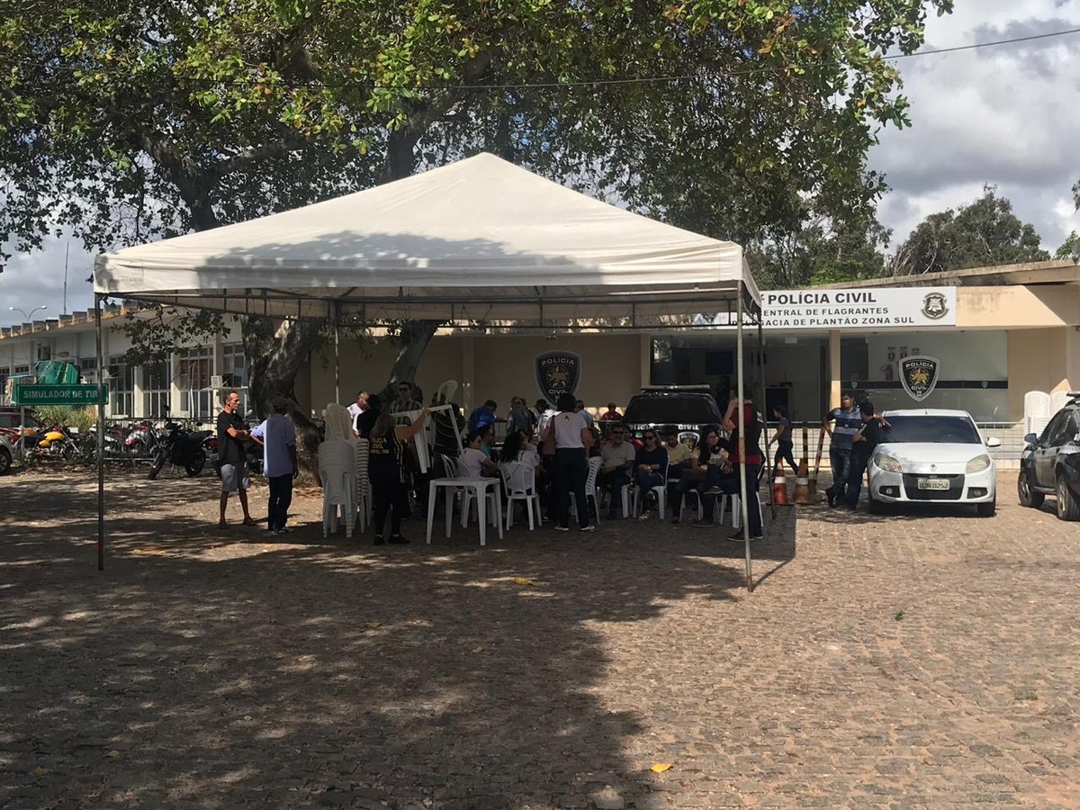 Com O 13º Salário De 2017 Ainda Em Atraso Policiais Civis Fecham