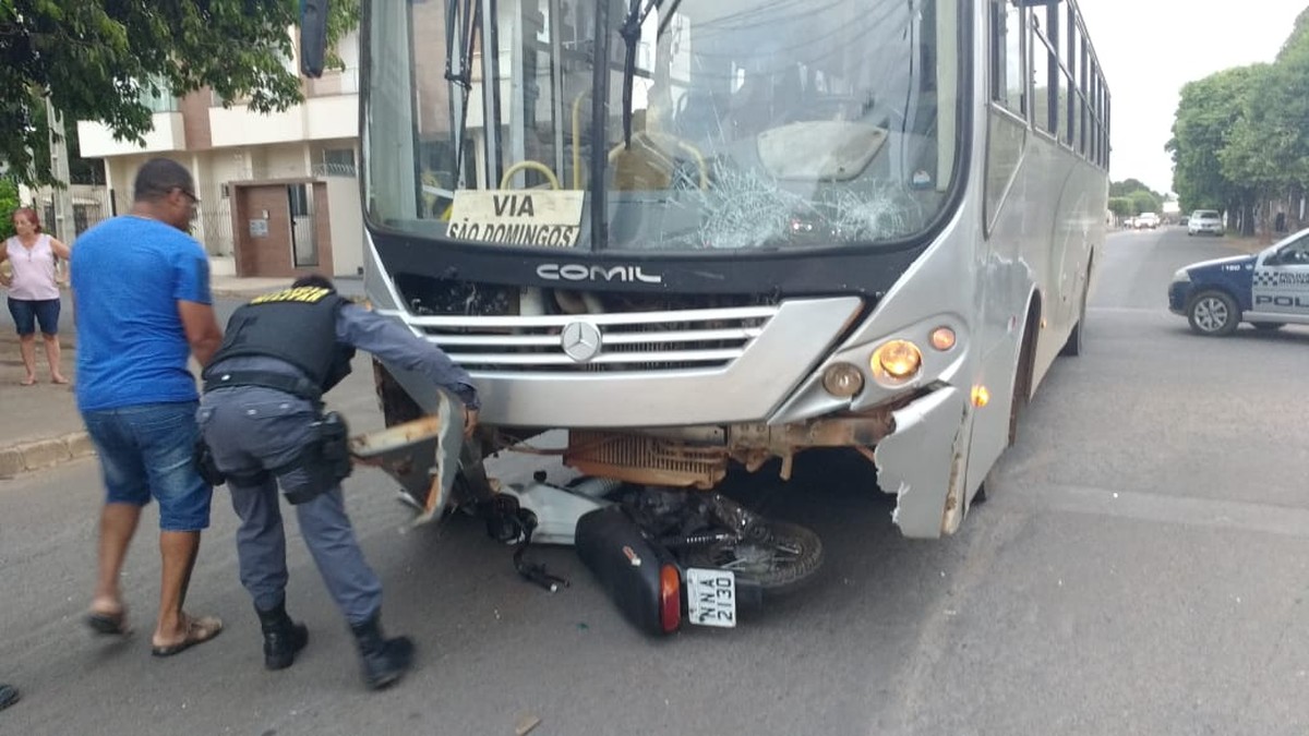 Adolescentes ficam feridas após acidente entre motocicleta e ônibus em ...