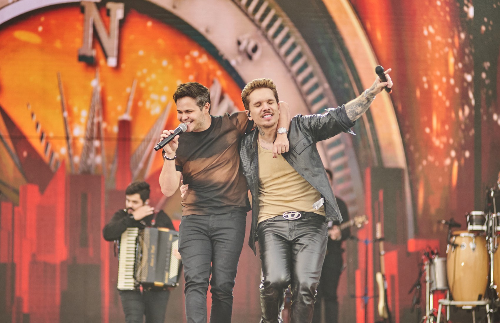 Felipe & Rodrigo amanhecem no palco do rodeio de Ribeirão Preto com ...