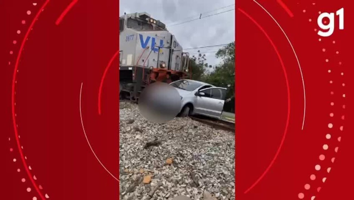 VÍDEO: Carro é atingido por trem em Carmo do Cajuru; ninguém ficou ferido | Centro-Oeste | G1