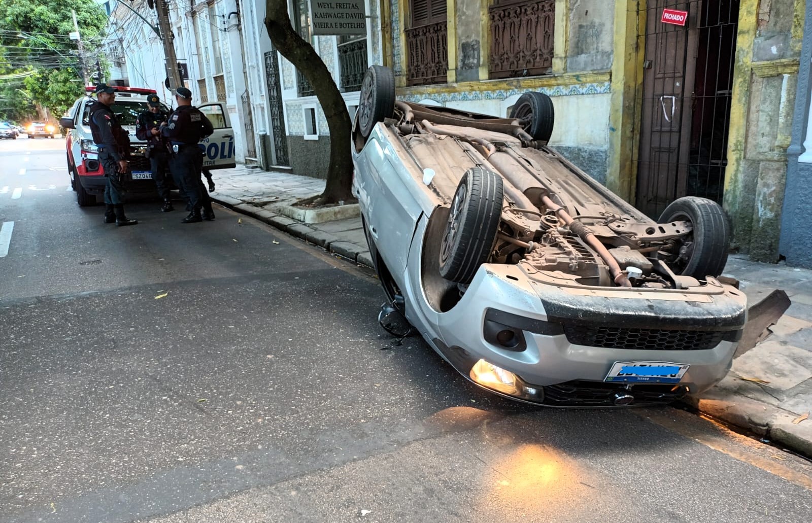 Carro capota e motorista sai ileso, em Belém