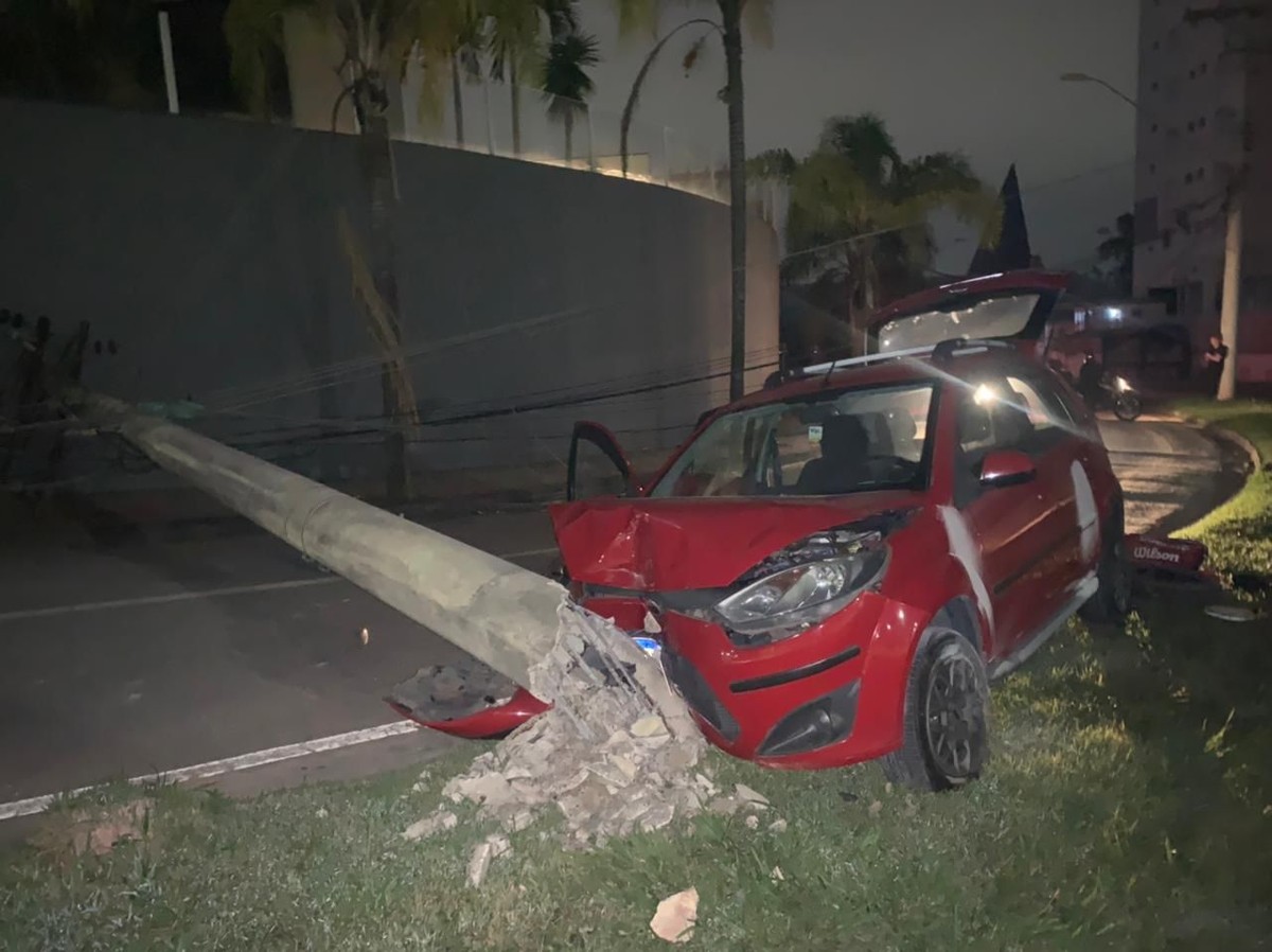 Motorista Perde Controle Do Carro E Derruba Poste Na Zona Oeste De São