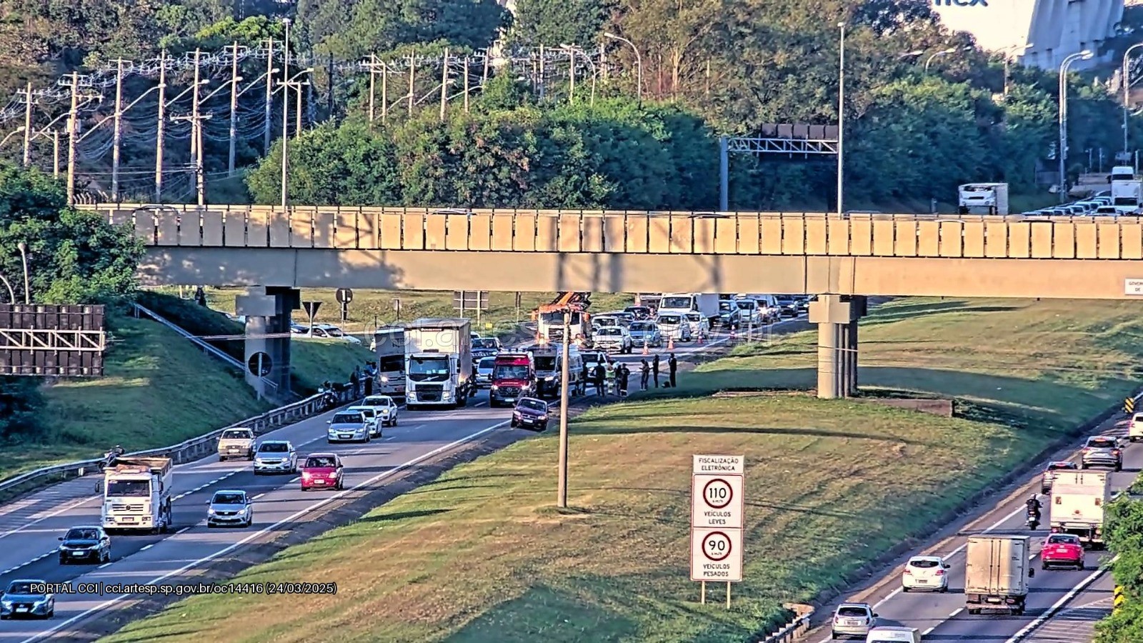 Batida entre carro e moto deixa uma pessoa gravemente ferida e causa congestionamento na ...
