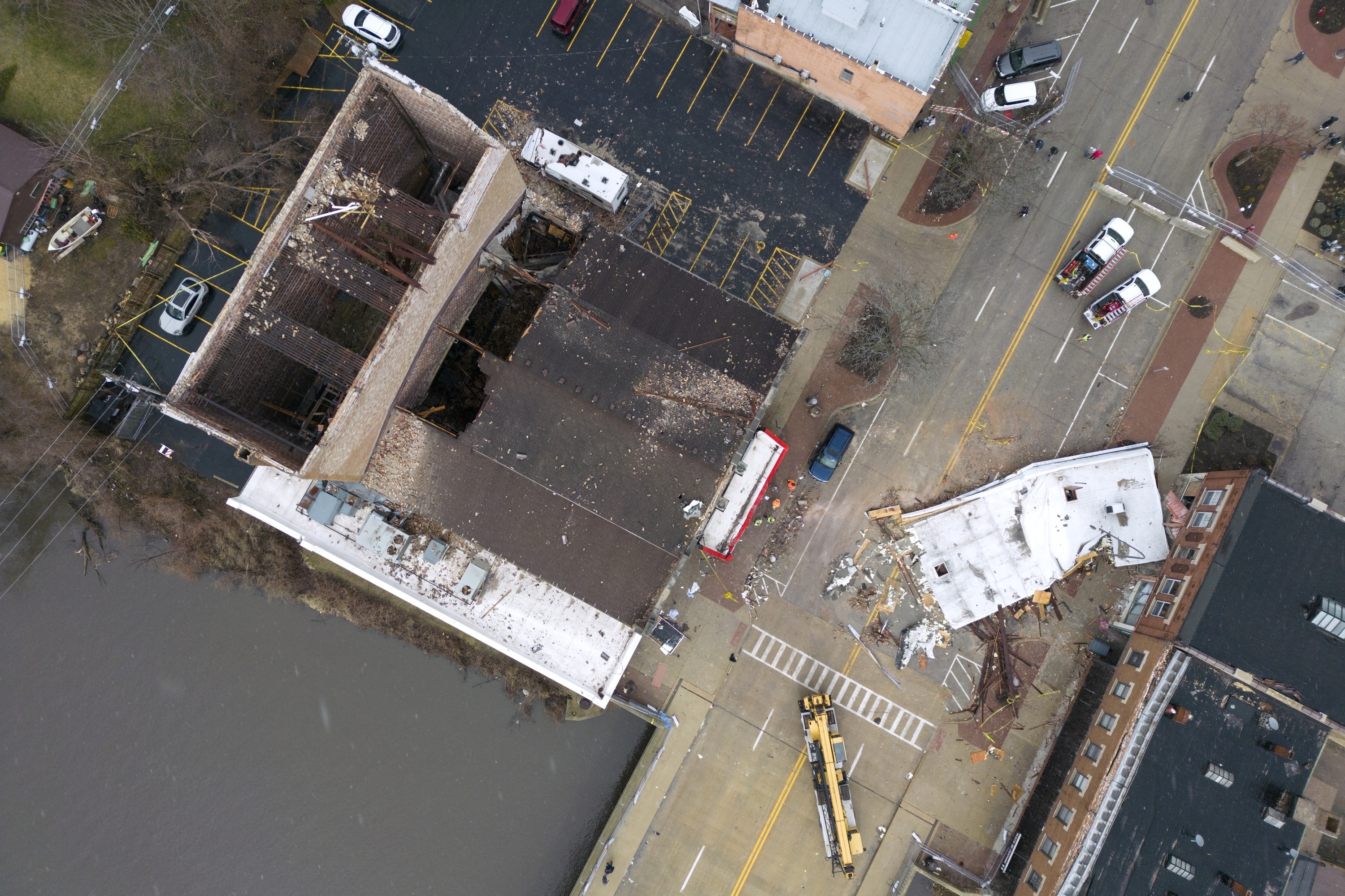 Tornados nos Estados Unidos deixam 22 mortos; vídeo mostra motorista no ...