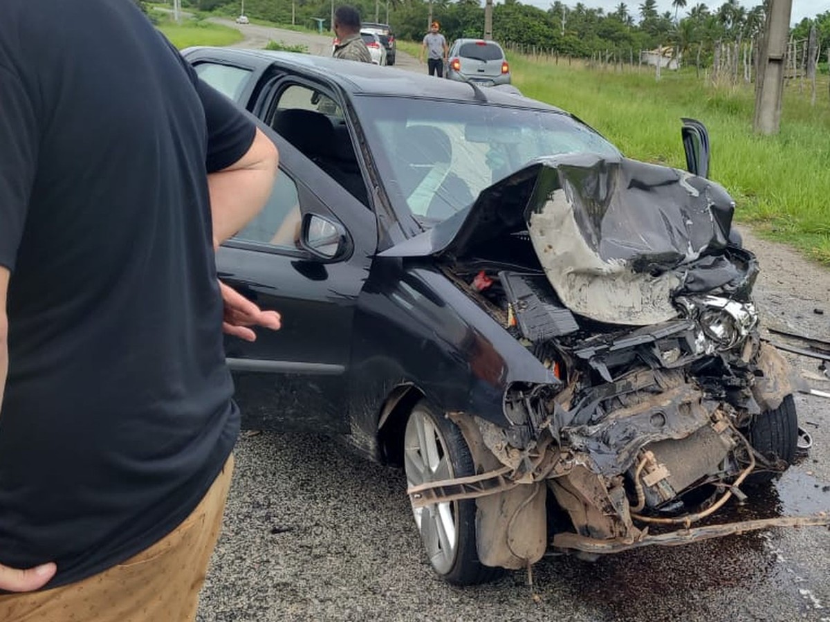 Batida entre carro e caminhão deixa um homem ferido na SE-100, na Barra dos Coqueiros | Sergipe | G1