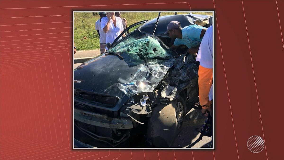 Mulher fica presa às ferragens após carro bater em ônibus no bairro de Stella Maris, em Salvador ...