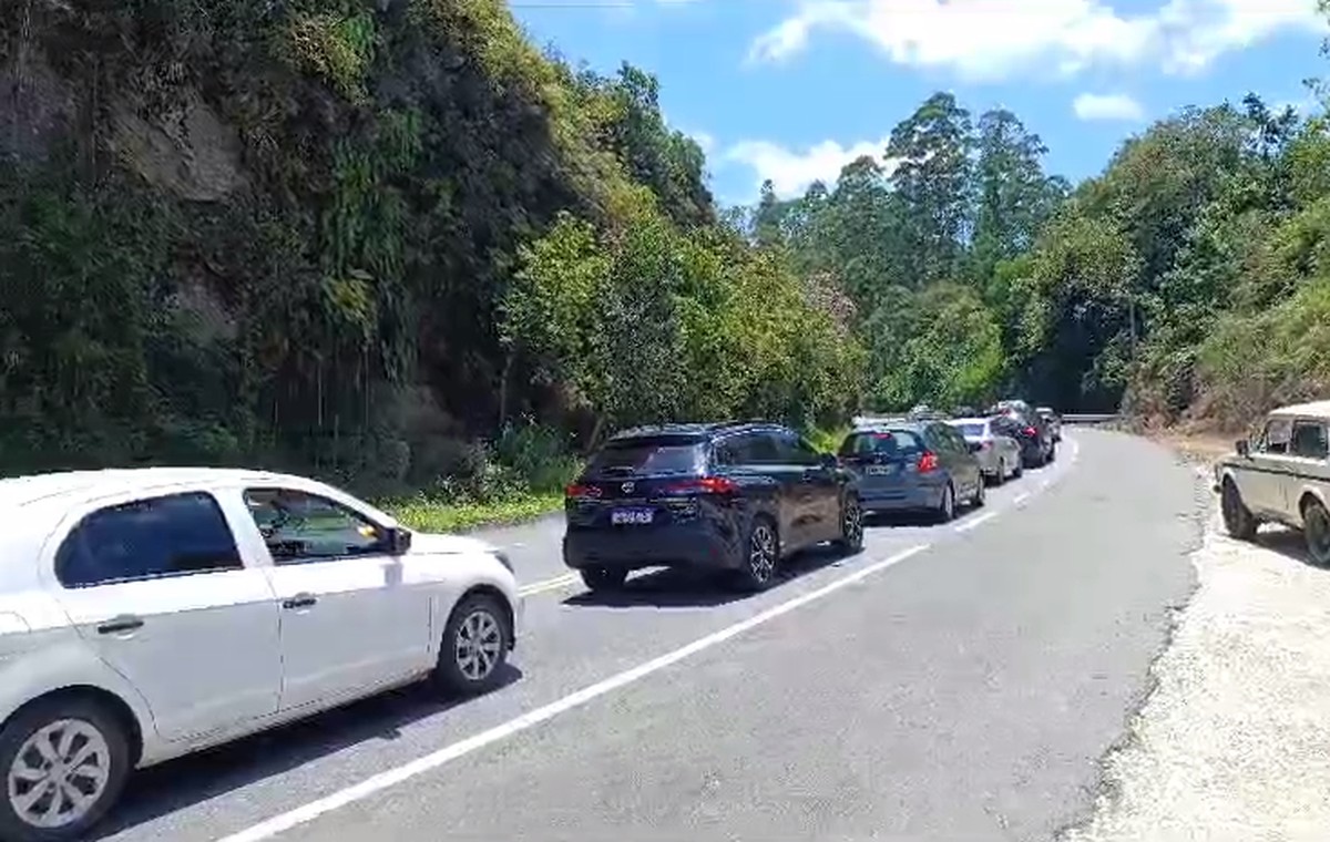 Motoristas enfrentam trânsito congestionado em direção a Ubatuba pela ...