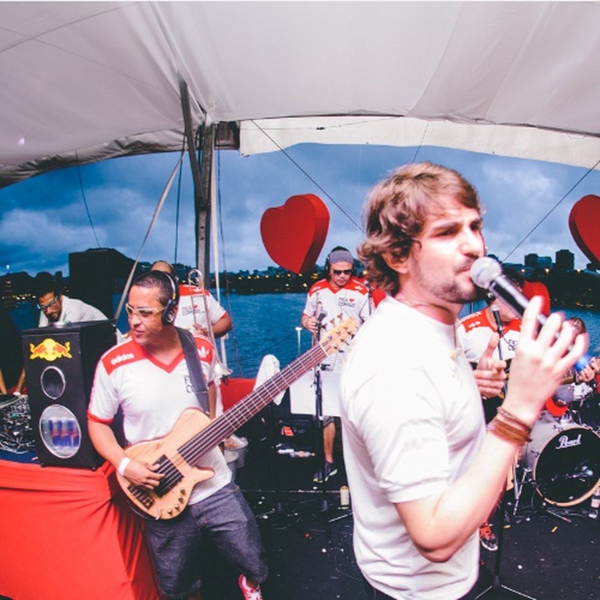 Pagode dos anos 90 embala prévia de bloco carioca no Recife | Carnaval ...