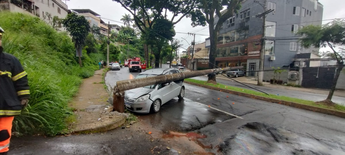 Trânsito é Liberado Na Deusdedith Salgado Após Carro Derrubar Poste Em
