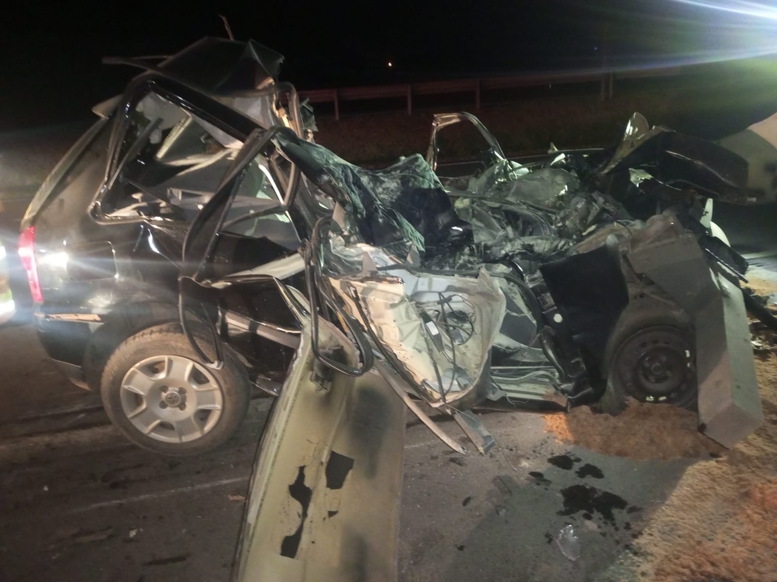 Motorista de carro morre ao bater na traseira de caminhão que retornava à rodovia após parada ...