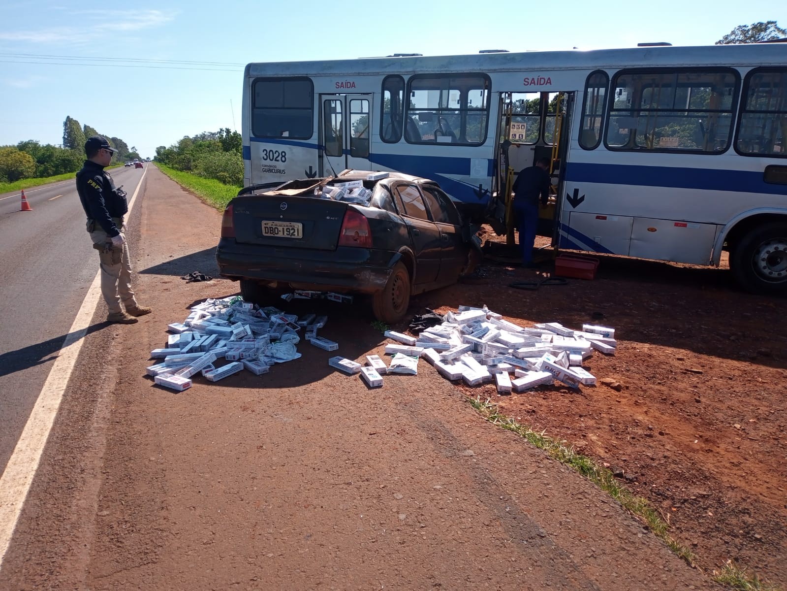 Lotado com 1,8 mil pacotes de cigarro contrabandeado do Paraguai, carro ...