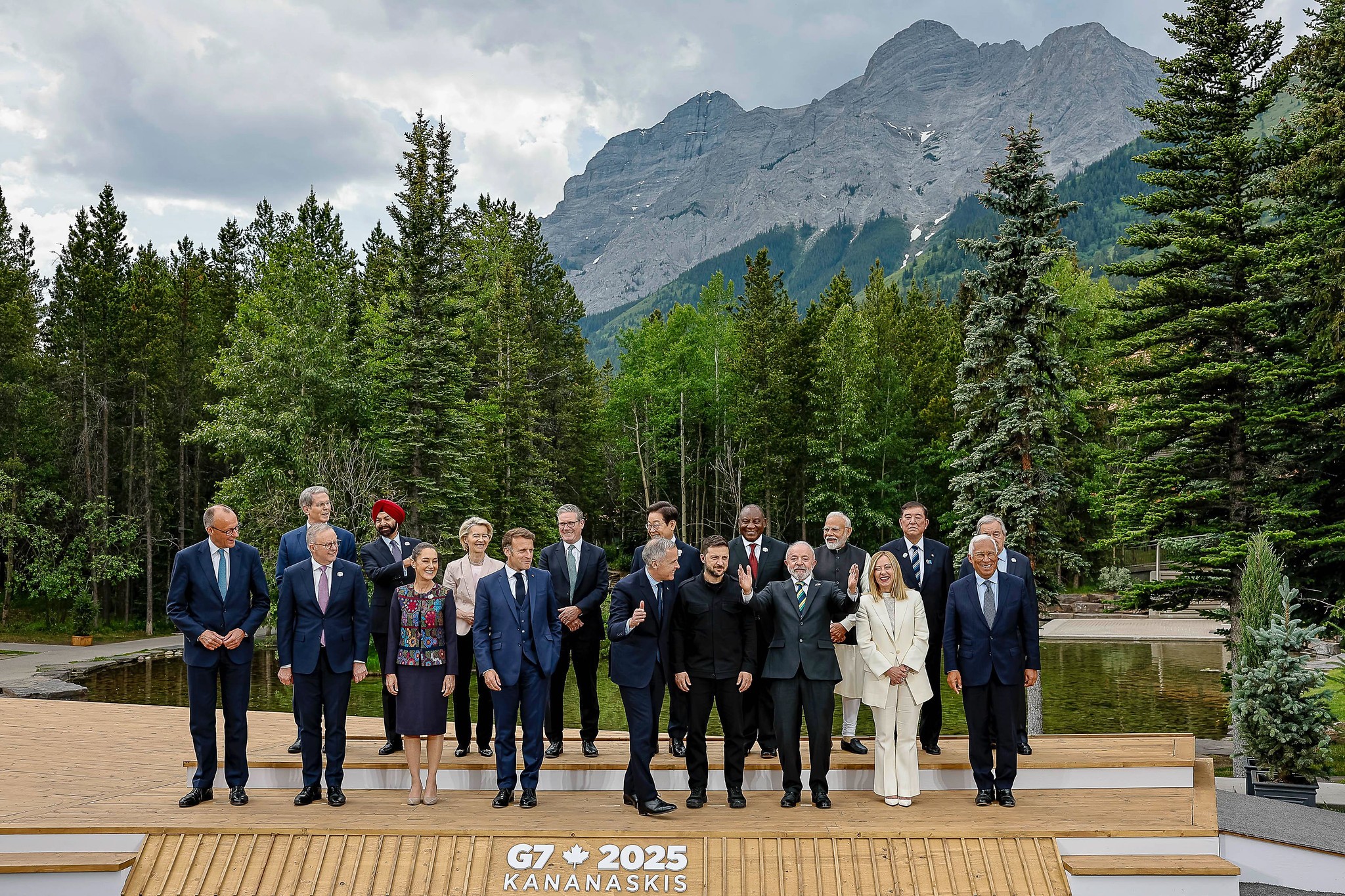 Lula fica ao lado de Zelensky em foto do G7
