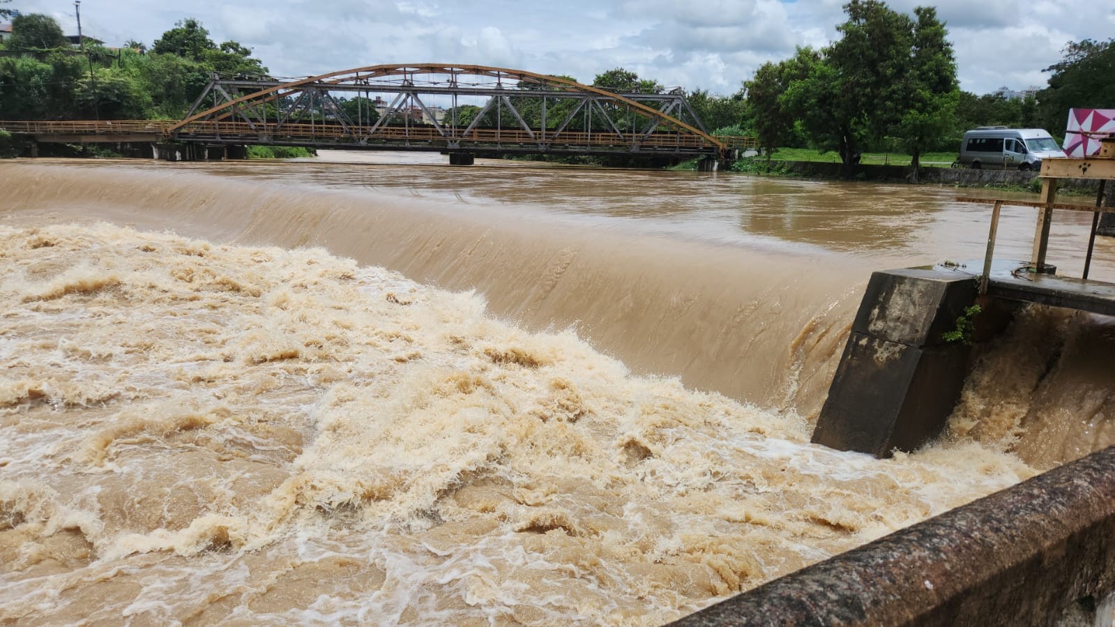 Rio Itapecerica, em Divinópolis, segue com volume de água acima do ...