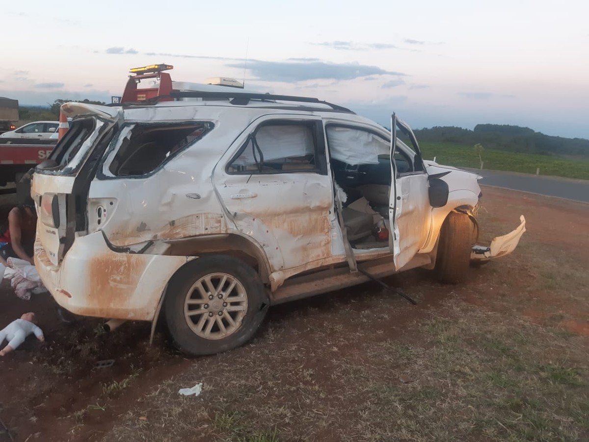 Batida entre carreta e caminhonete deixa mortos e feridos na BR-262, em Córrego Danta | Centro ...