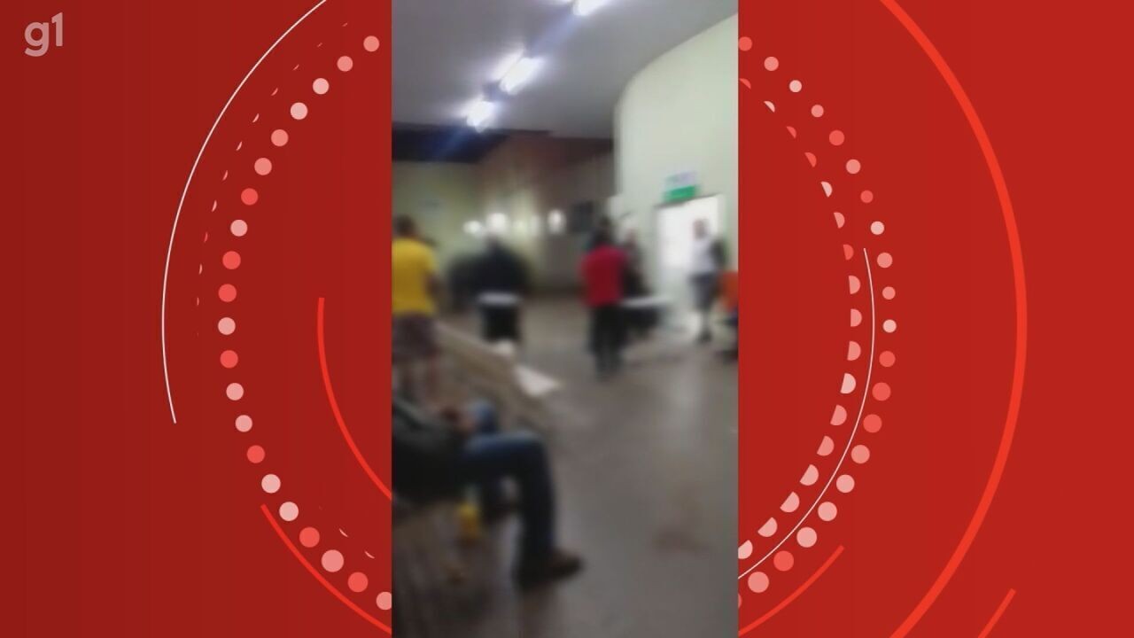 Homem arremessa cadeira contra seguranças durante confusão em UPA de ... Homem arremessa cadeira contra seguranças durante confusão em UPA de ...