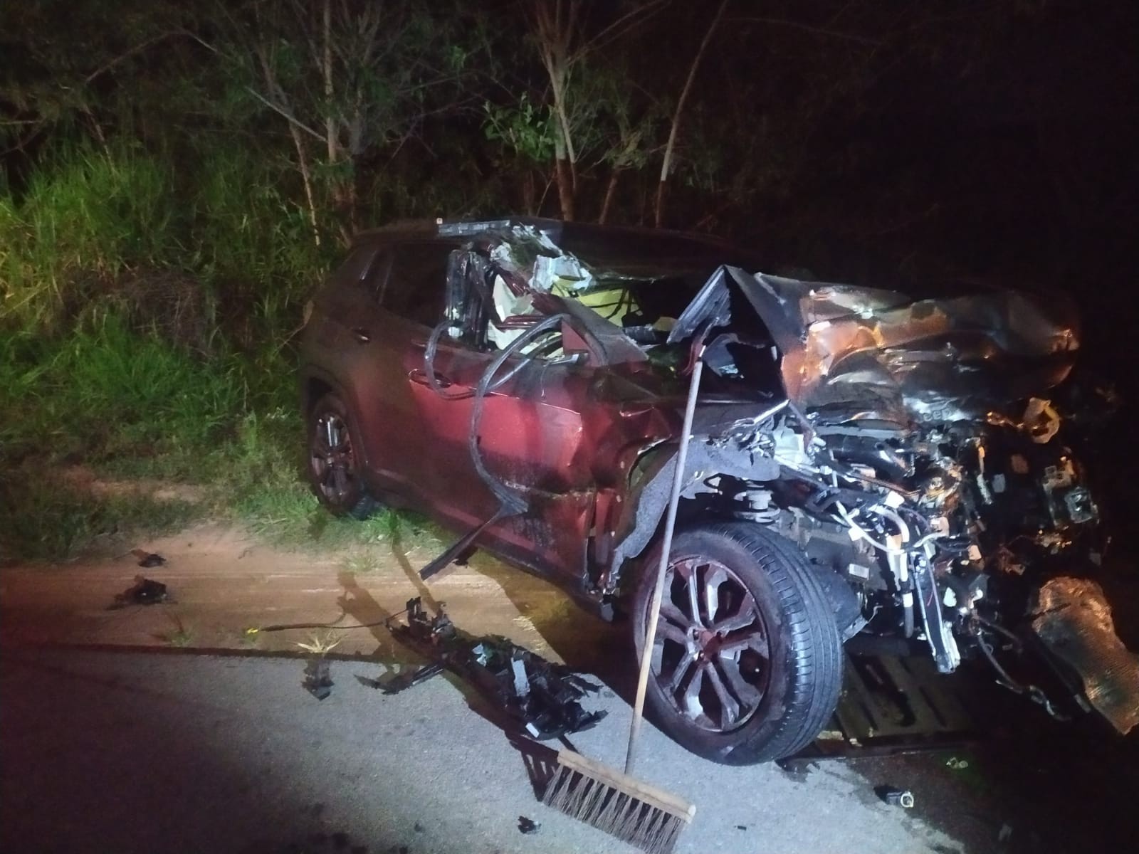 Motorista de carro morre após bater em caminhão e carreta na BR-262, em Araújos | Centro-Oeste | G1