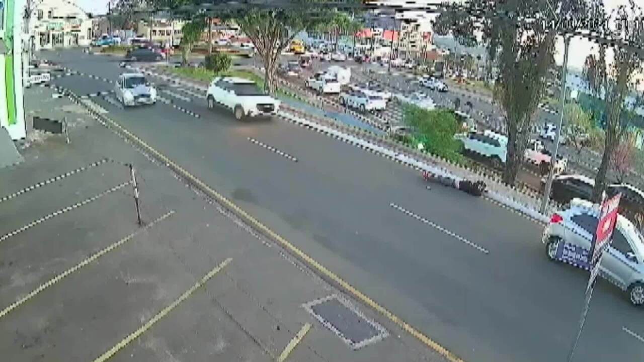 Homem fica gravemente ferido ao ser atropelado por carro enquanto atravessava na faixa de ...