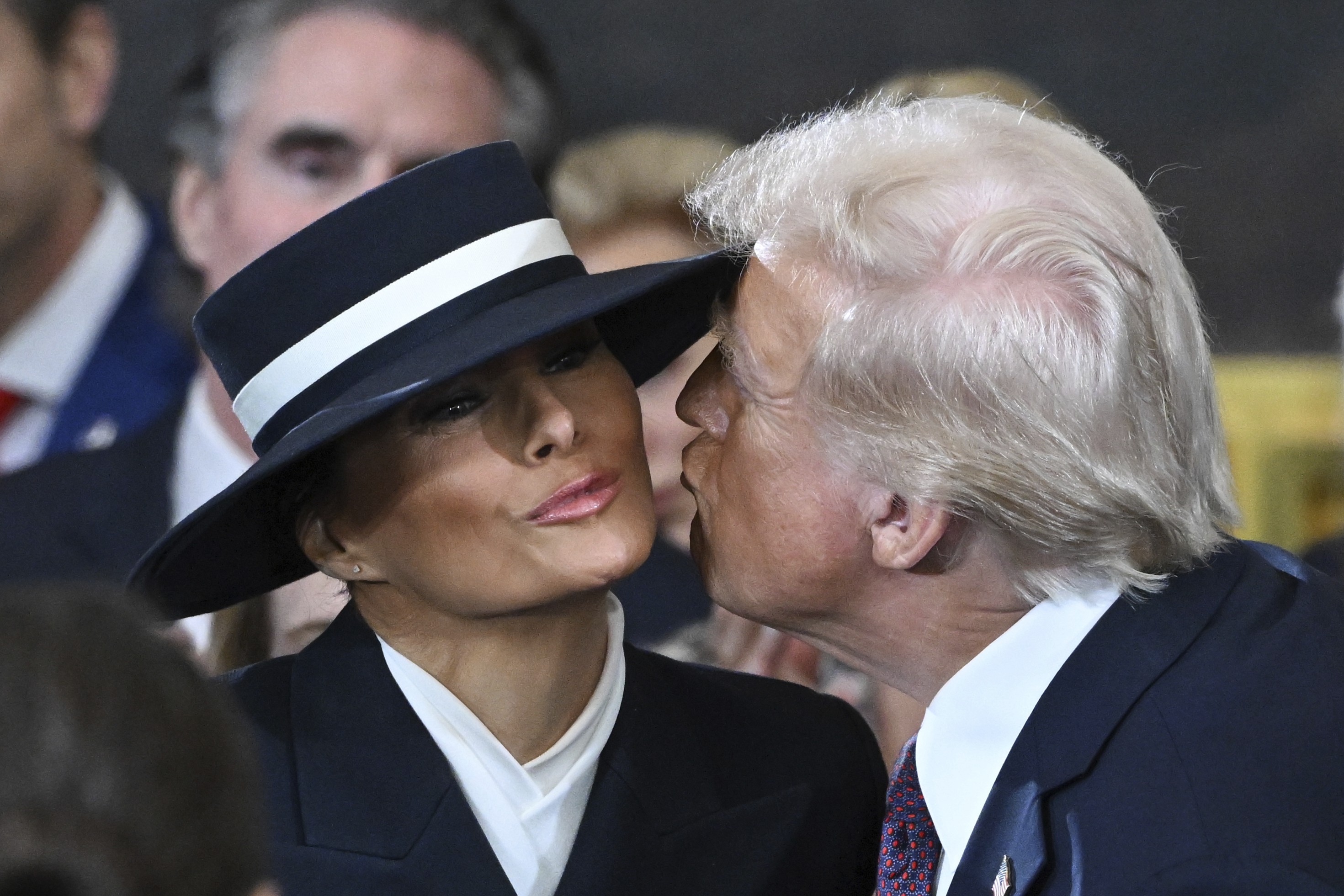 'Quase': Trump cumprimenta Melania com beijo à distância | G1