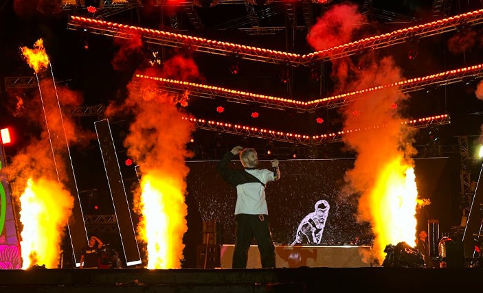 FOTOS E VÍDEOS: Corso da Tusca tem shows com reprodução de meme e ...