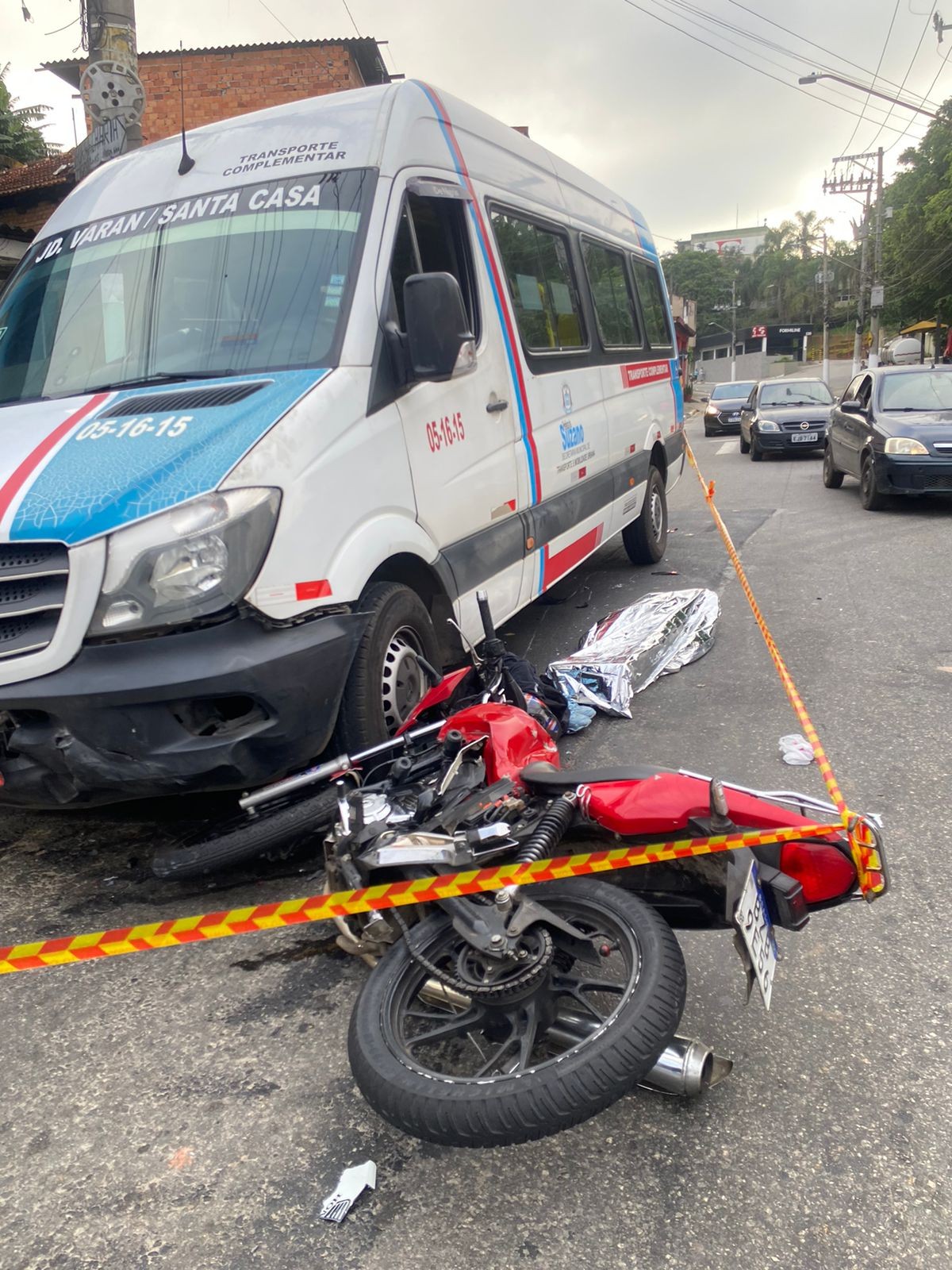 Motociclista morre em acidente com van no Jardim Revista, em Suzano