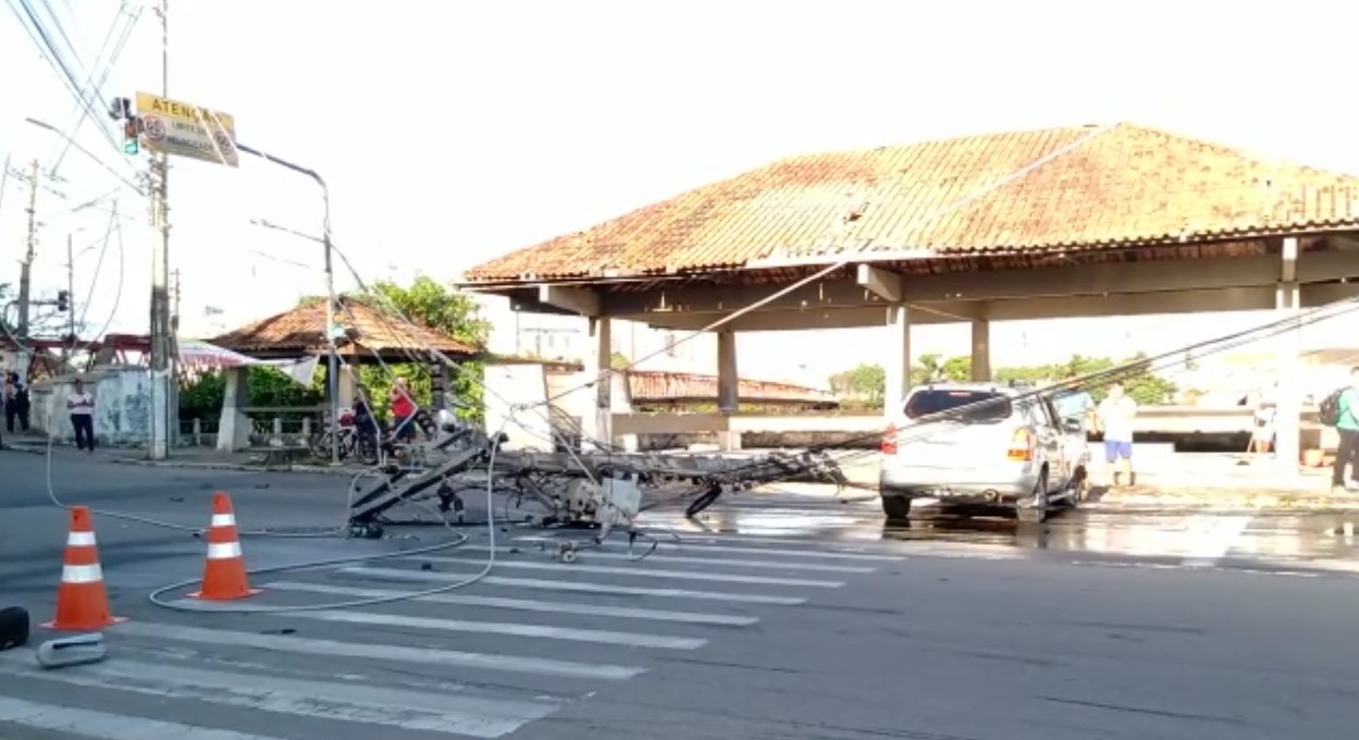 Dois homens ficam feridos em batida de carro contra poste em Campos, no ...