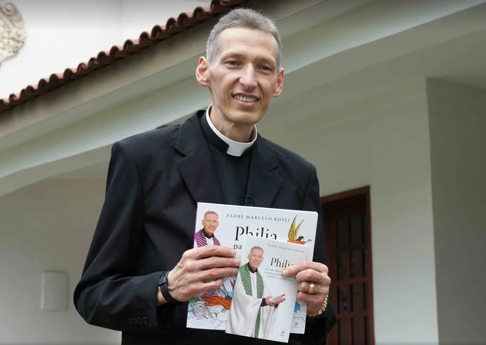 Do susto aos músculos: como empurrão no altar fez Padre Marcelo Rossi ...