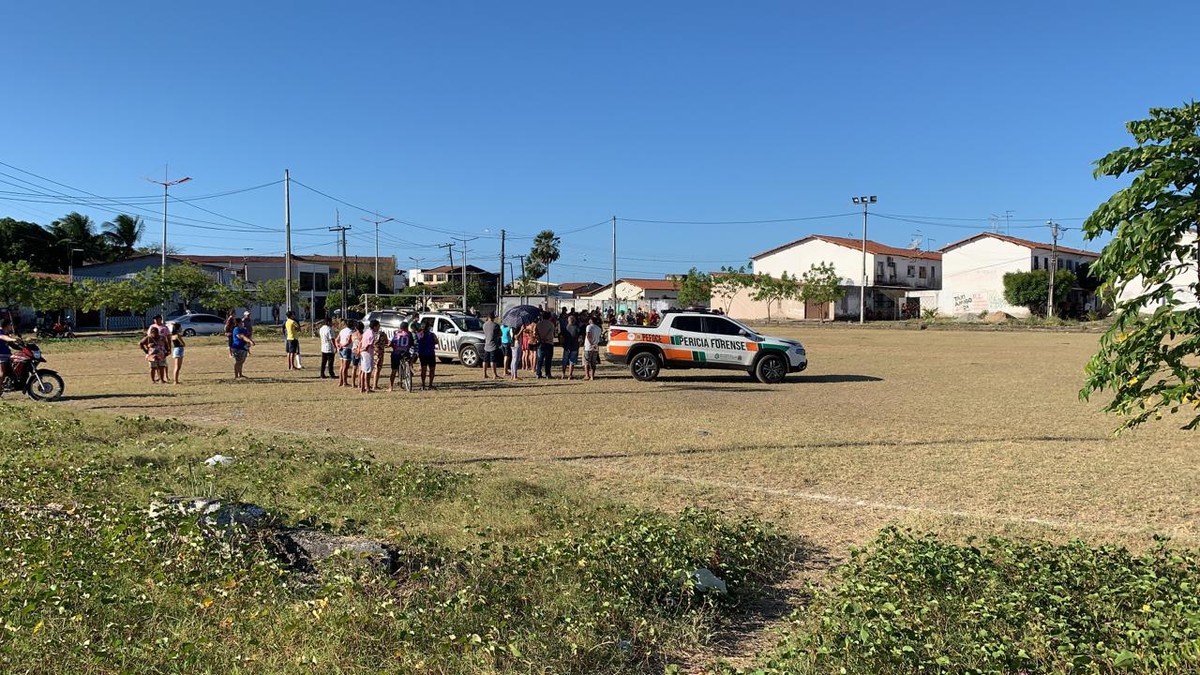 Comerciante é Morto A Tiros Por Dupla Em Moto Em Campo De Futebol Em
