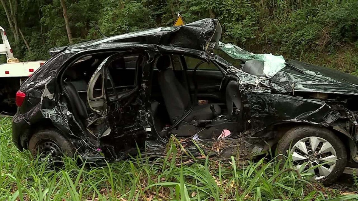 Batida entre carro e ambulância deixa mortos e feridos na BR-267 em Juiz de Fora | Zona da Mata | G1