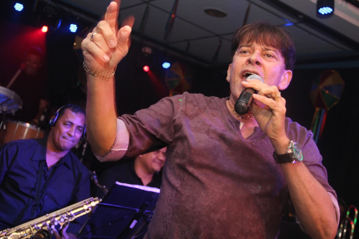 Adilson Ramos faz show romântico na Zona Sul do Recife | Música em ...