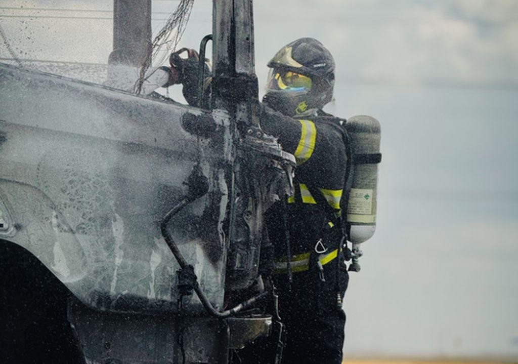 Caminhão de carga pega fogo após vazamento de gás na MT-449