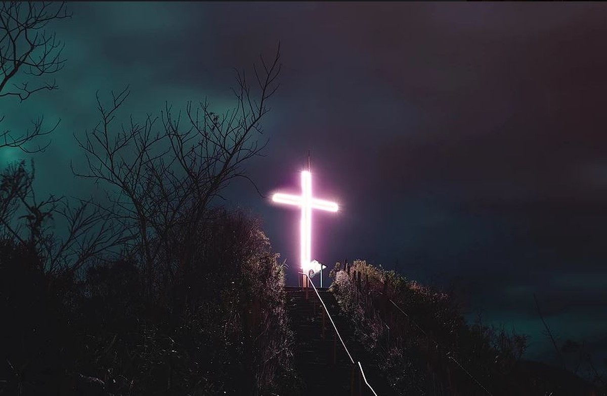 Morro da Cruz, em Nova Friburgo, RJ, tem iluminação especial pelo ...